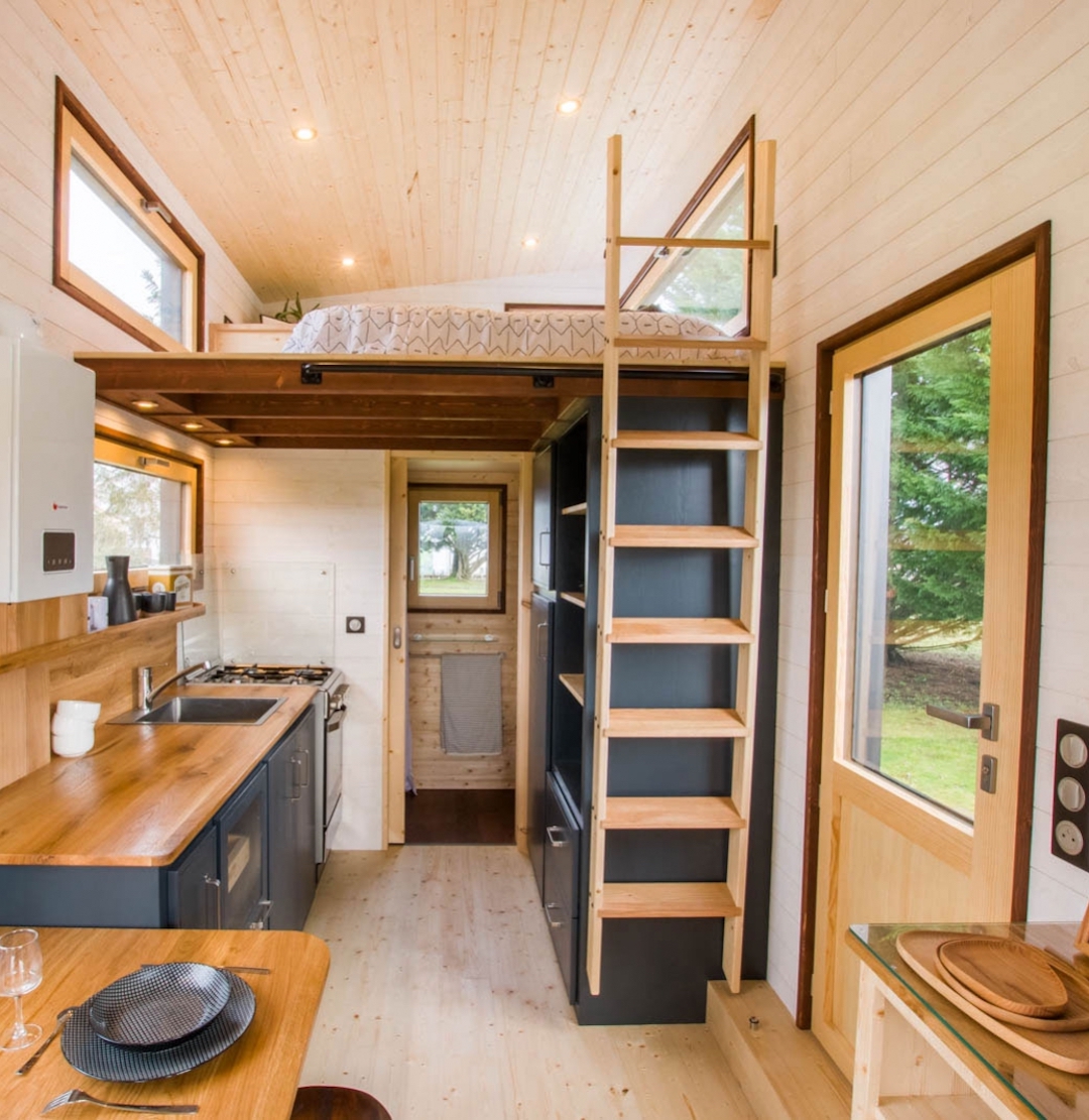 CUTE CONTAINER HOUSE ON WHEELS - TINY HOUSE